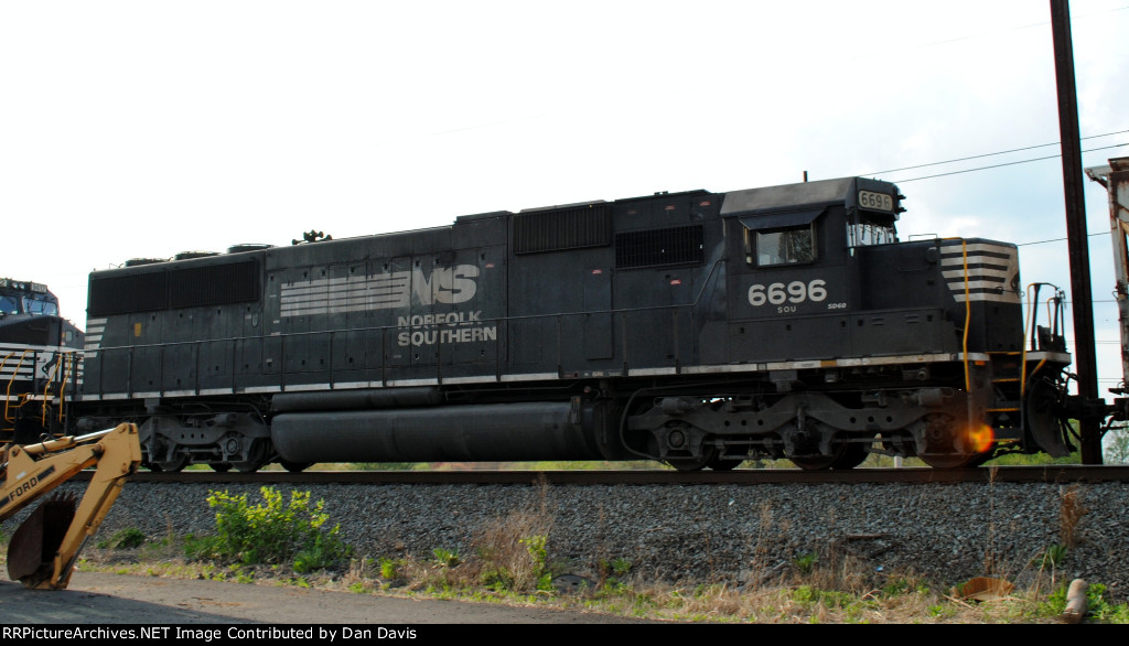 NS SD60 6696 fourth out on 17G.